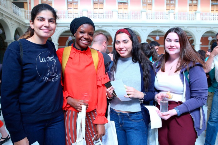 A las mujeres que construyen futuro