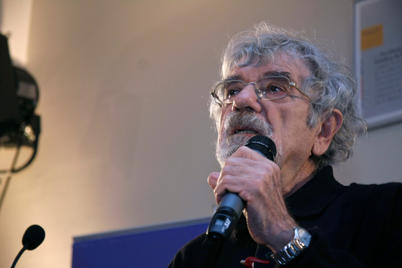 La UC reconoce el legado de Humberto Maturana