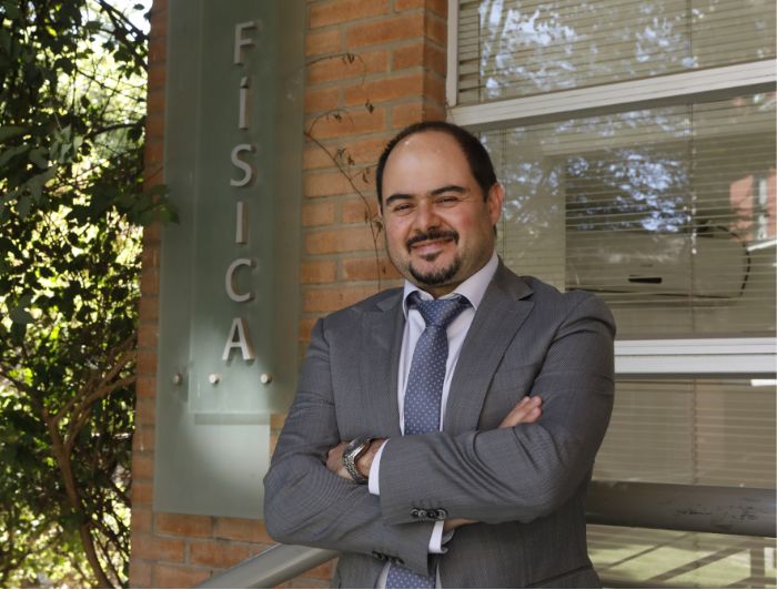 Profesor Samuel Hevia asume como nuevo decano de la Facultad de Física