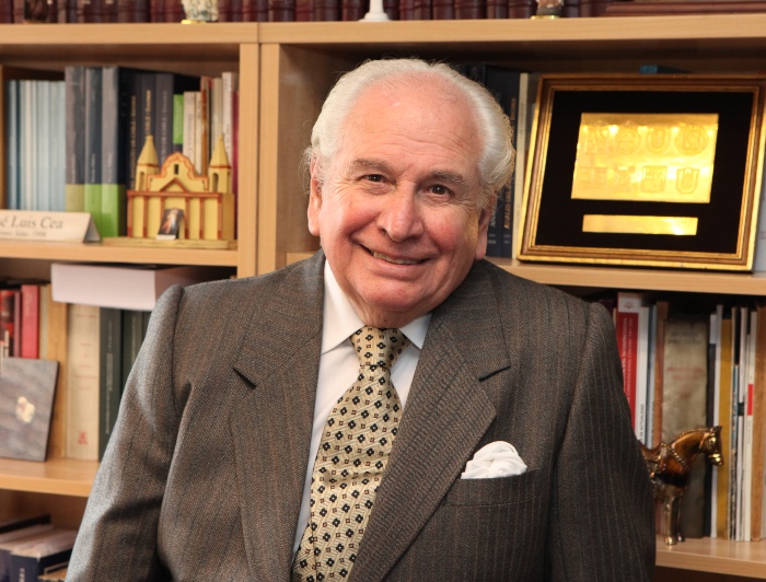 Profesor José Luis Cea recibió el premio a la Excelencia en el Jurista