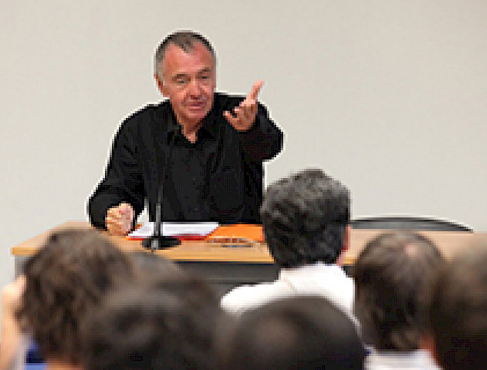 Gilles Lipovetsky analizó el híperconsumo y la sociedad postmoderna en ...